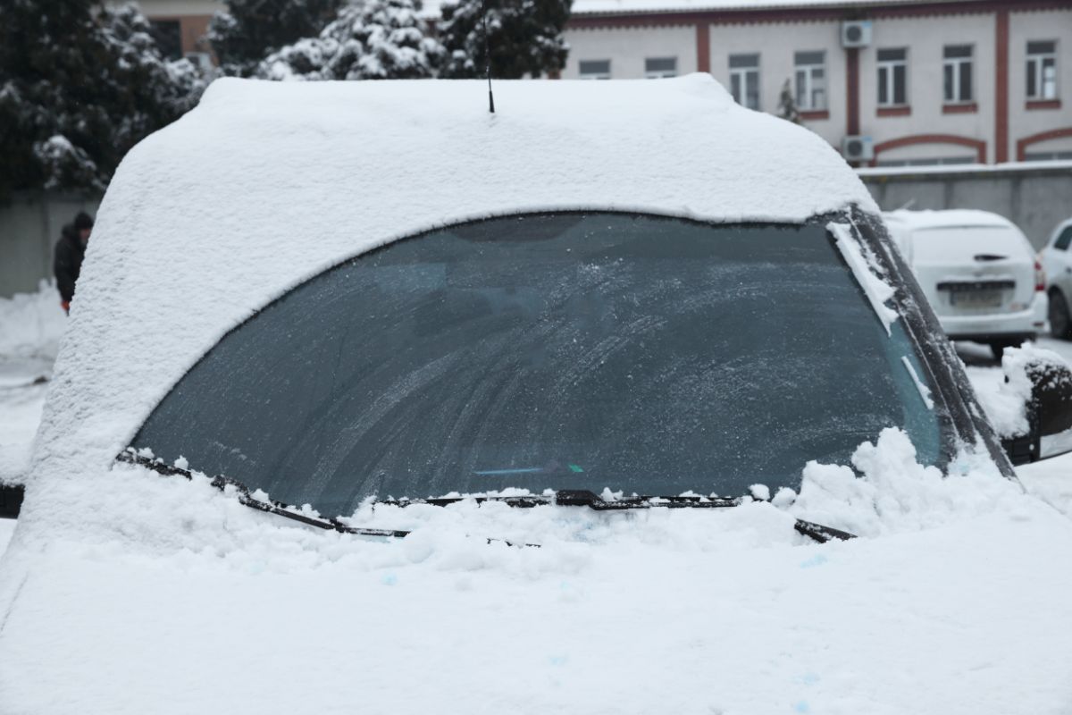 How to Clear Your Car Windshield After a Snowstorm